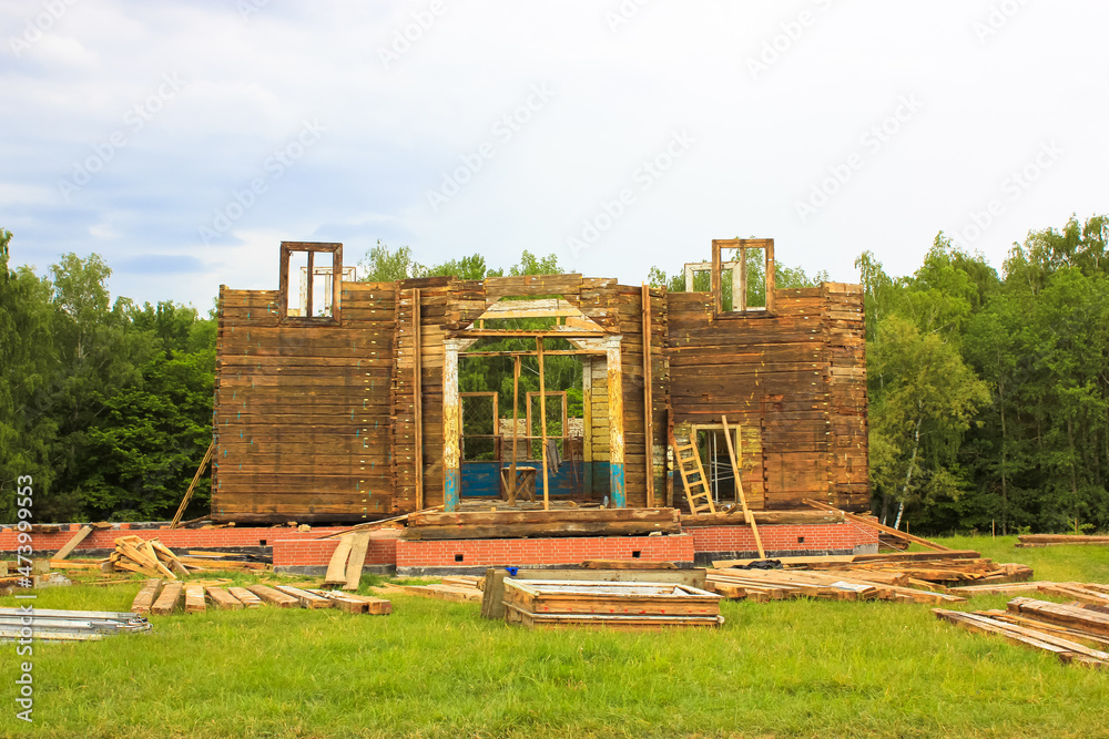 Photo Stock Building a residential wooden house. Facade of unfinished ...