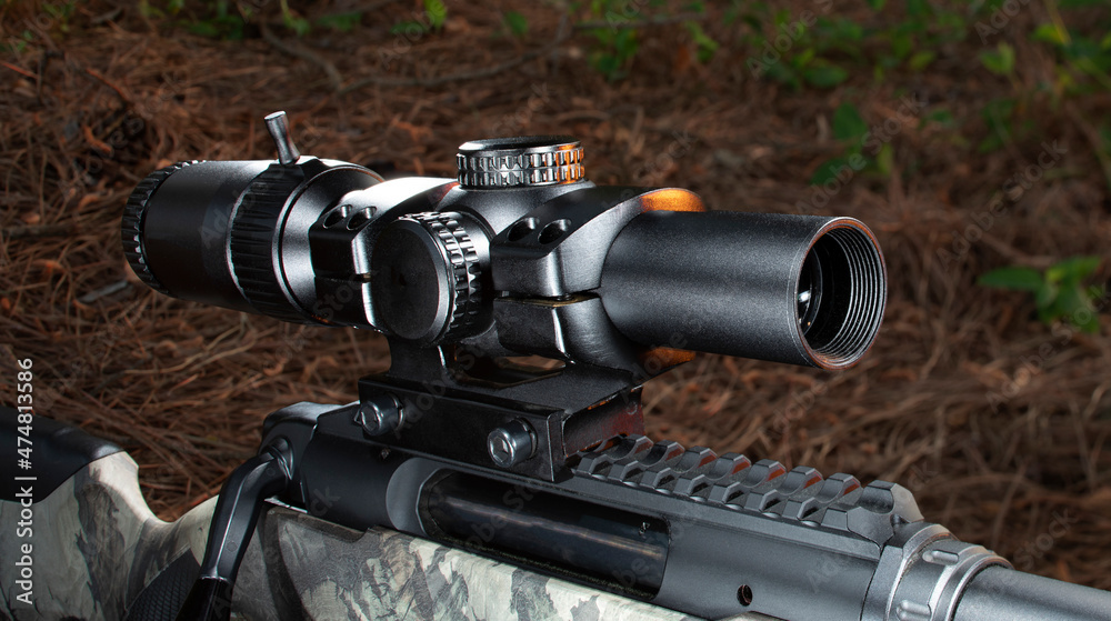 Foto de Stock scope sight on a hunting rifle outdoors | Adobe Stock