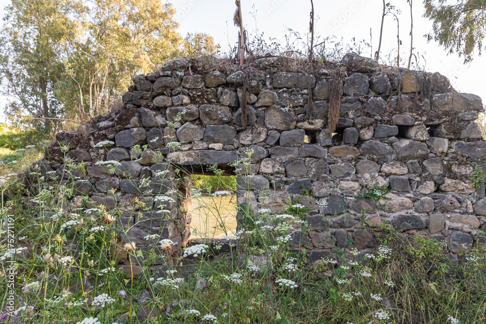Foto The ruins of the fortress wall of the Ateret fortress - Metzad ...