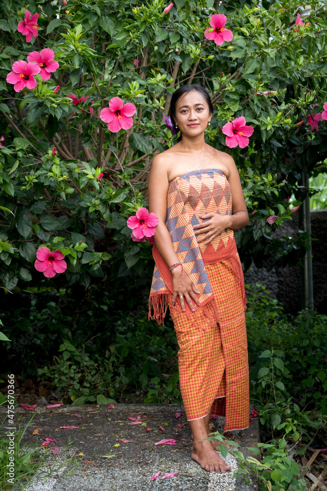 Portrait young woman with balinese face, wearing dress traditional Bali ...