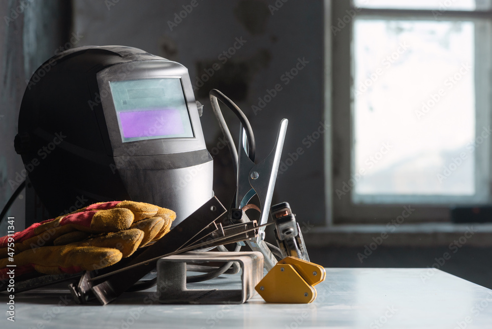 Welding helmet on the metal workbench background. の Stock フォト | Adobe Stock