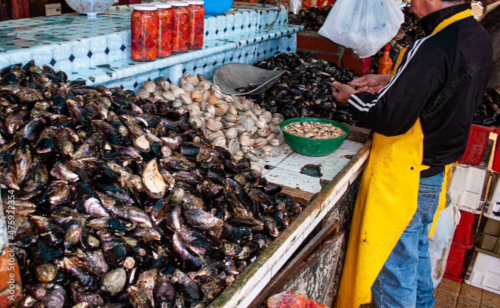 Puesto de venta de frutos de mar en Puerto Mont, Chile. Choros malton ...