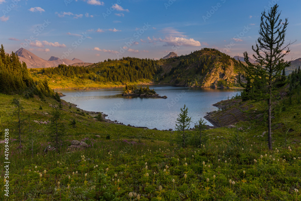 Rock Isle Lake, Sunshine Meadows, Banff National Park, AB & Mount ...