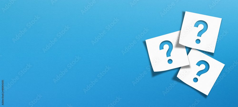 Note paper with question marks on panoramic blue background Stock Photo ...