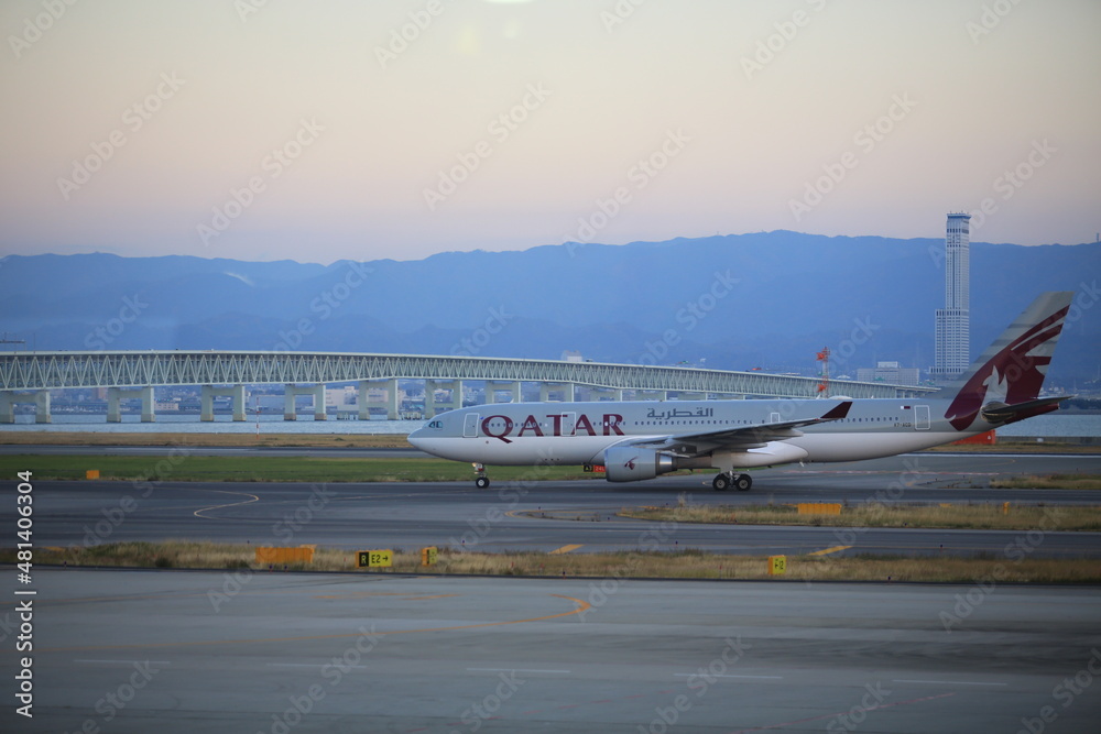 Foto de Stock OSAKA, JAPAN, NOV 29: Qatar Airways depart from the ...