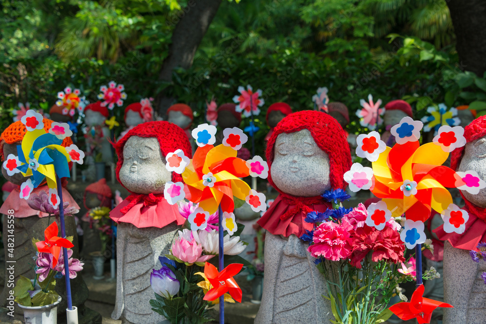 Стоковое фото «Tokyo, Japan - Mar 18 2019 - Jizo Statues at Zojoji ...