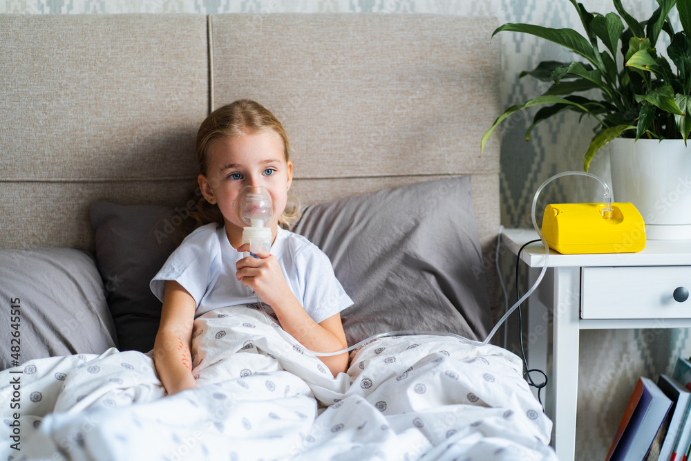 Foto de Stock Sick little girl making inhalation with nebulizer to ...