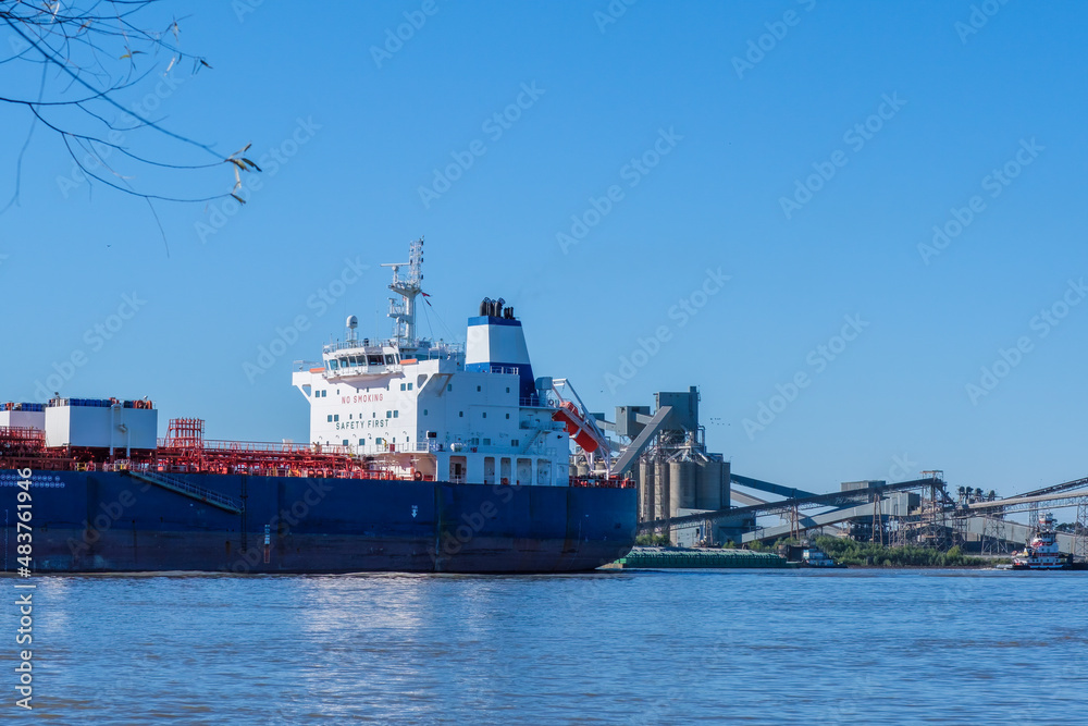 Foto de Stock Stern of oil tanker Hafnia Violette headed downriver on ...