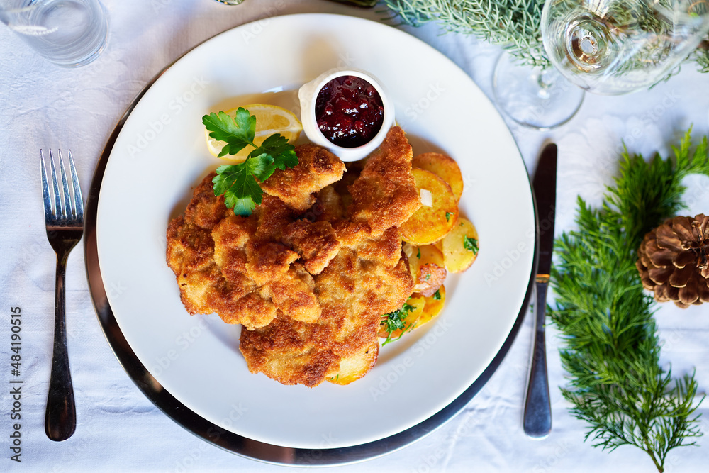 Sehr leckeres Wiener Schnitzel mit Krosser Panade und Bratkartoffeln ...