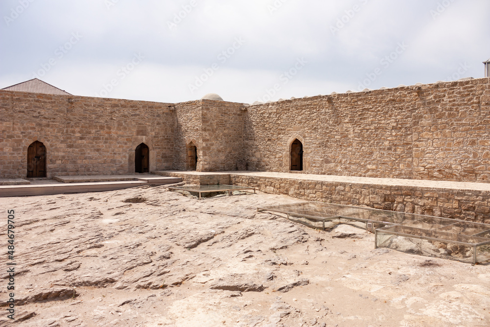 Foto de Stock Ateshgah fire temple in Surakhani town, a suburb of Baku ...