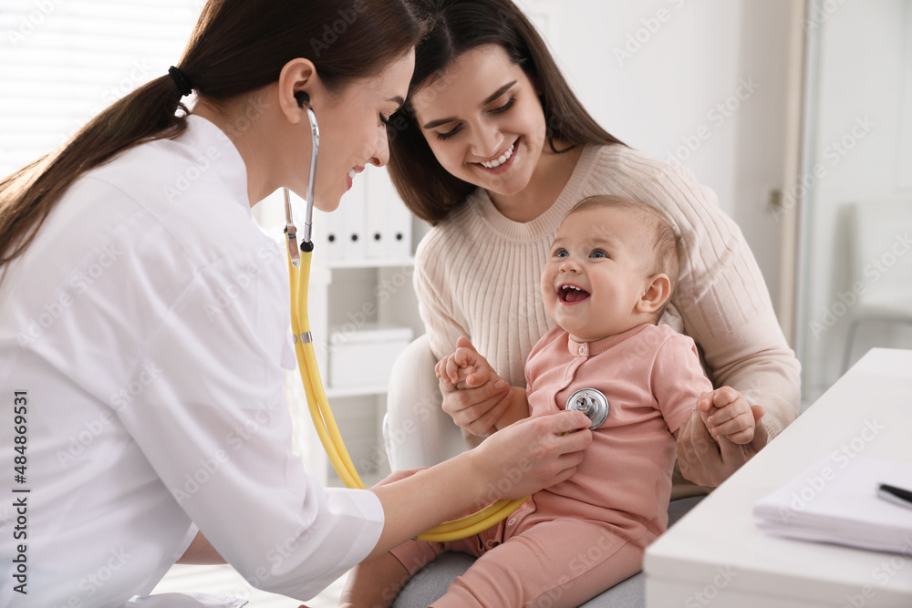 Mother with her cute baby visiting pediatrician in clinic Stock Photo ...