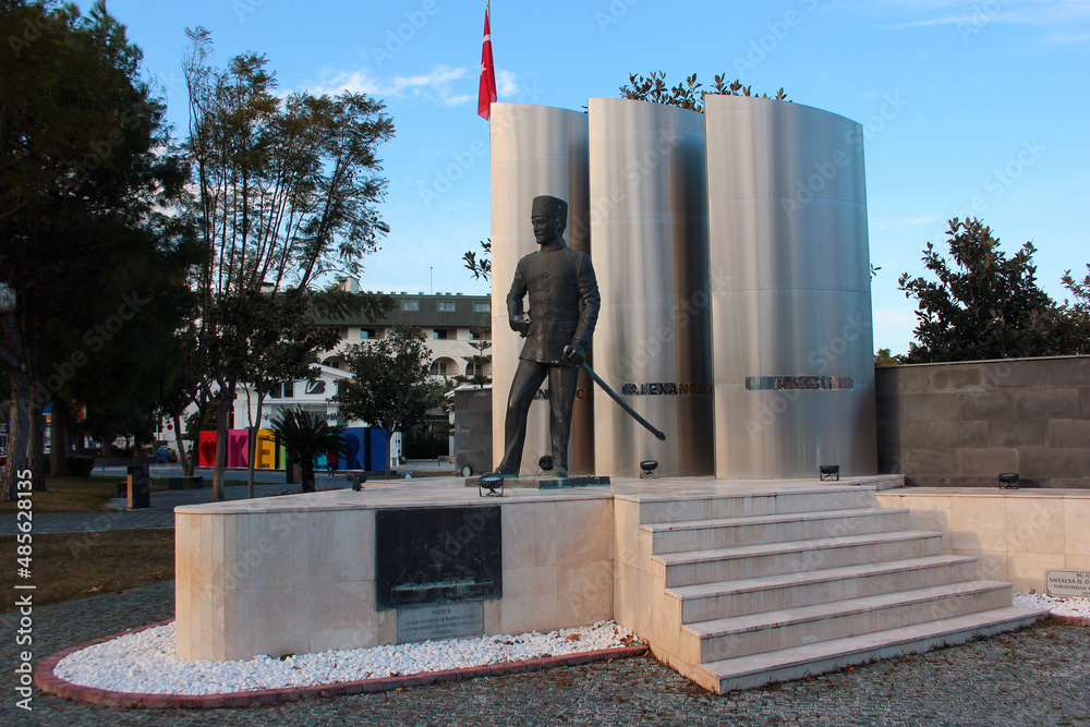 Foto Kemer, Turkey - February 6, 2022: Monument to Mustafa Ertugrul ...