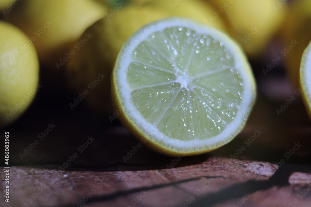 Limón partido con más limones de fondo sobre madera Stock Photo | Adobe ...