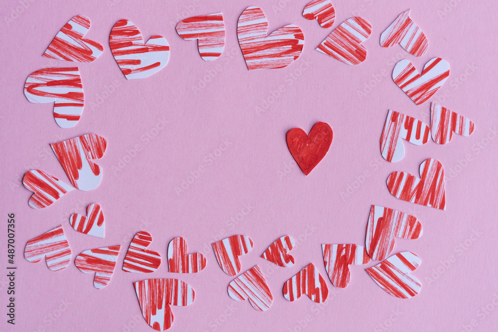 recortes de corazones con textura rayada roja sobre fondo de cartulina ...