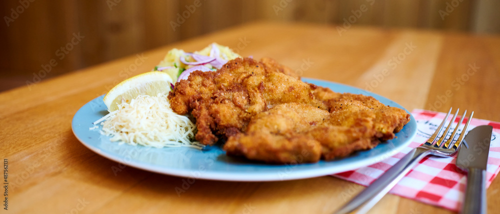 Saftiger Wiener Schnitzel vom Kalb mit wellen Panade und Bratkartoffeln ...