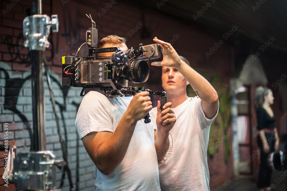 Foto de Stock Behind the scenes. Cameraman shooting film scene with his ...