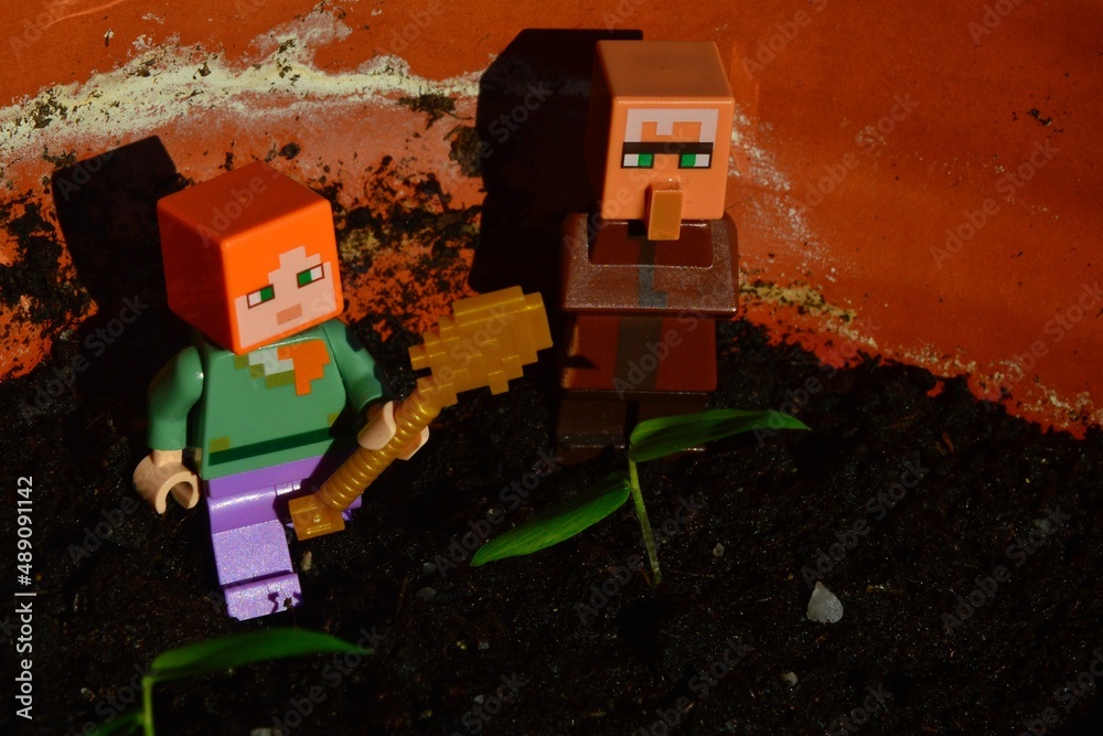 Foto LEGO Minecraft figure of Alex with golden shovel and villager in ...