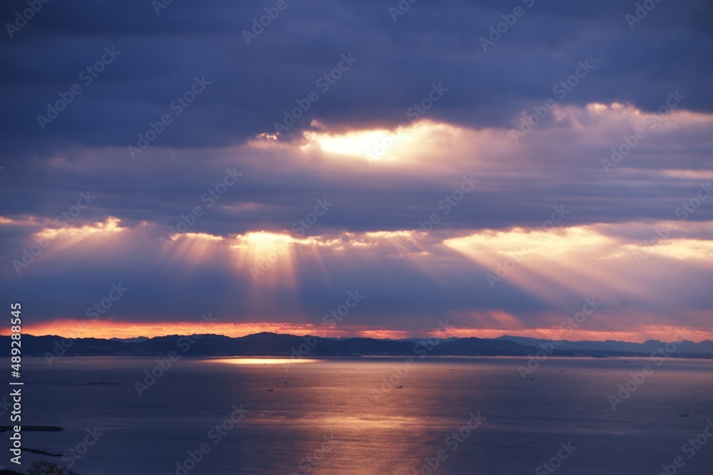 Angel's ladder is a phenomenon in which when the sun is hidden in ...