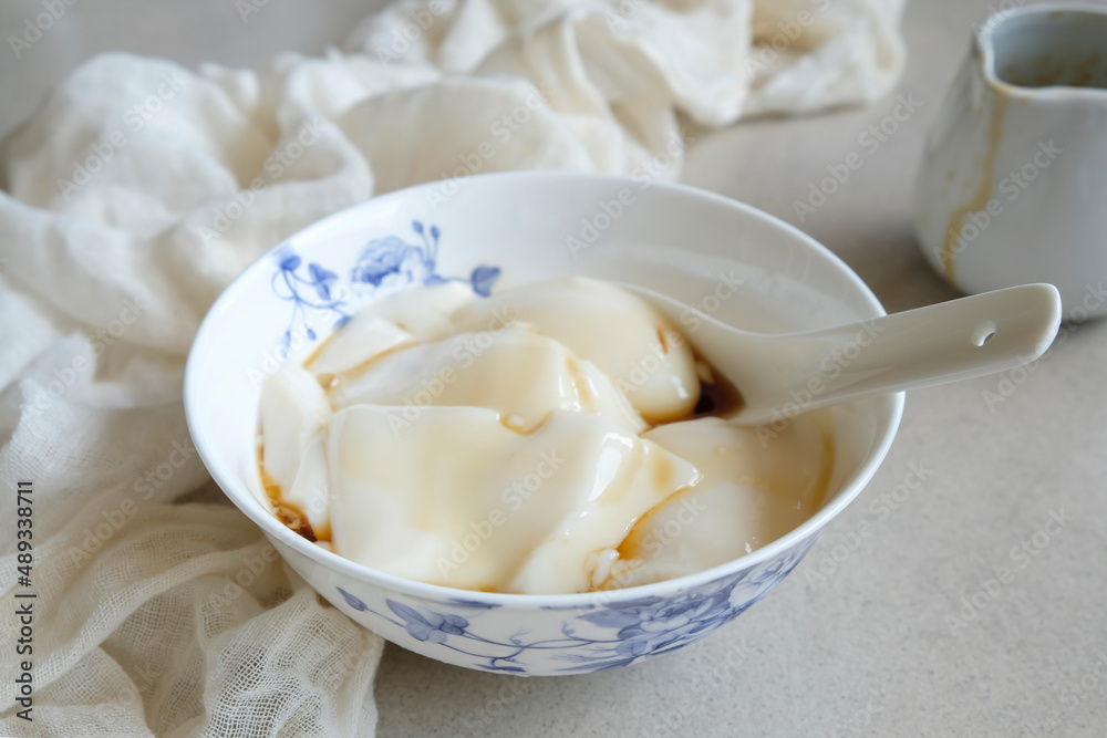 Foto Delicious homemade dessert. Douhua aka Soybean Pudding with Gula ...