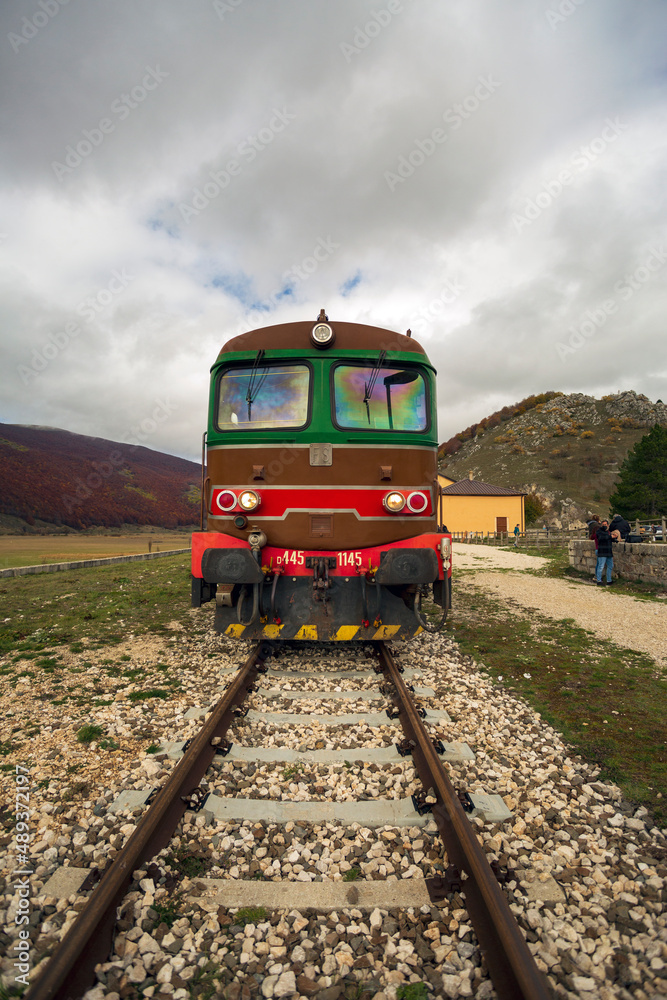 Foto de Stock Viaggio in treno in Abruzzo, la transiberiana d'italia ... Foto de Stock Viaggio in treno in Abruzzo, la transiberiana d'italia ...