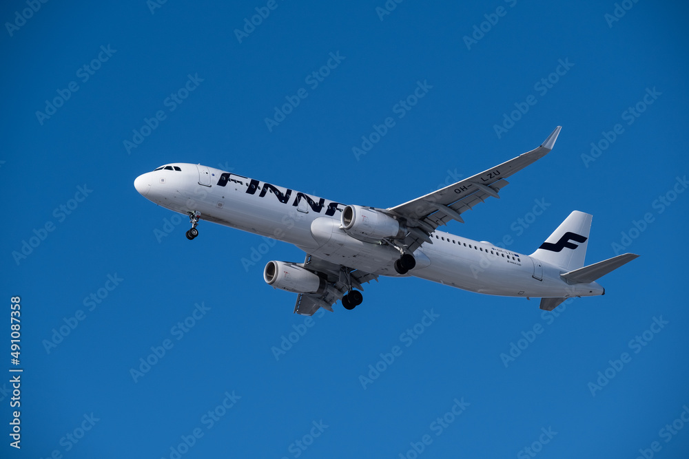 Airbus a321 , operated by the Finnish flag carrier Finnair, on final ...