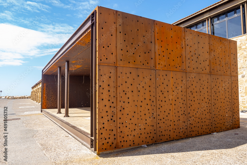Stock-Foto „Construction of a metal pavilion on the street ...