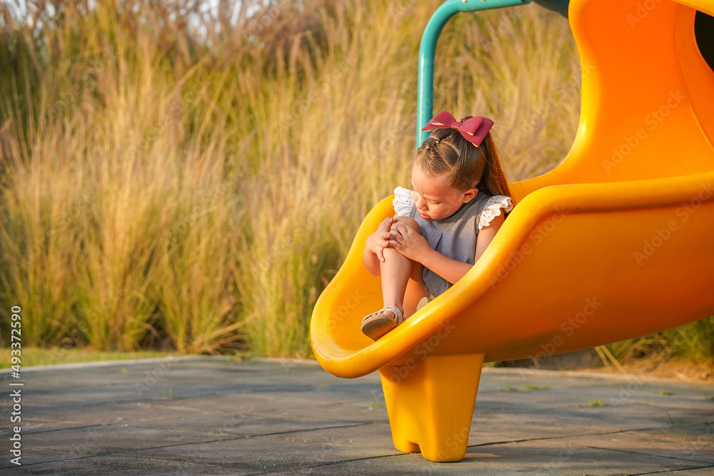 Niña jugando en parque en resbaladilla lastimada se hizo un raspón ...