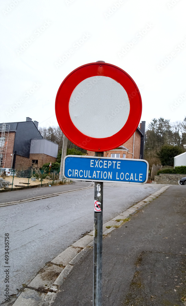 Foto de Stock Panneau de sens interdit excepté circulation locale ...