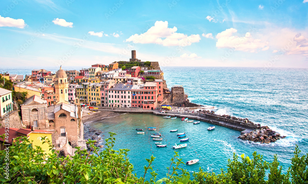 Amazing cityscape with boats and colored houses in Vernazza, Cinque ...