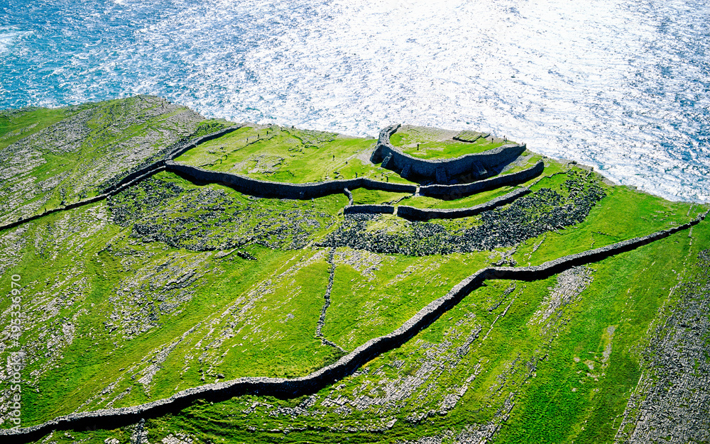 Dun Aenghus ancient Celtic stone fort high on the cliffs of Inishmore ...