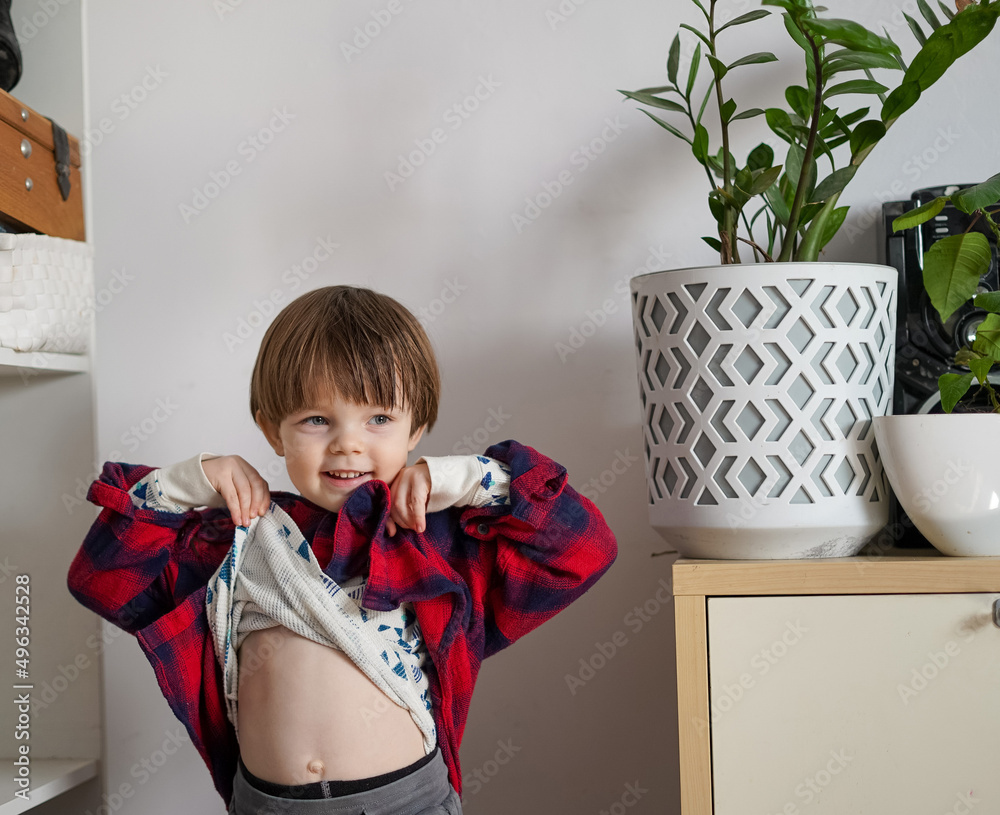 the child shows the belly. Pain in the abdomen in children. Umbilical ...