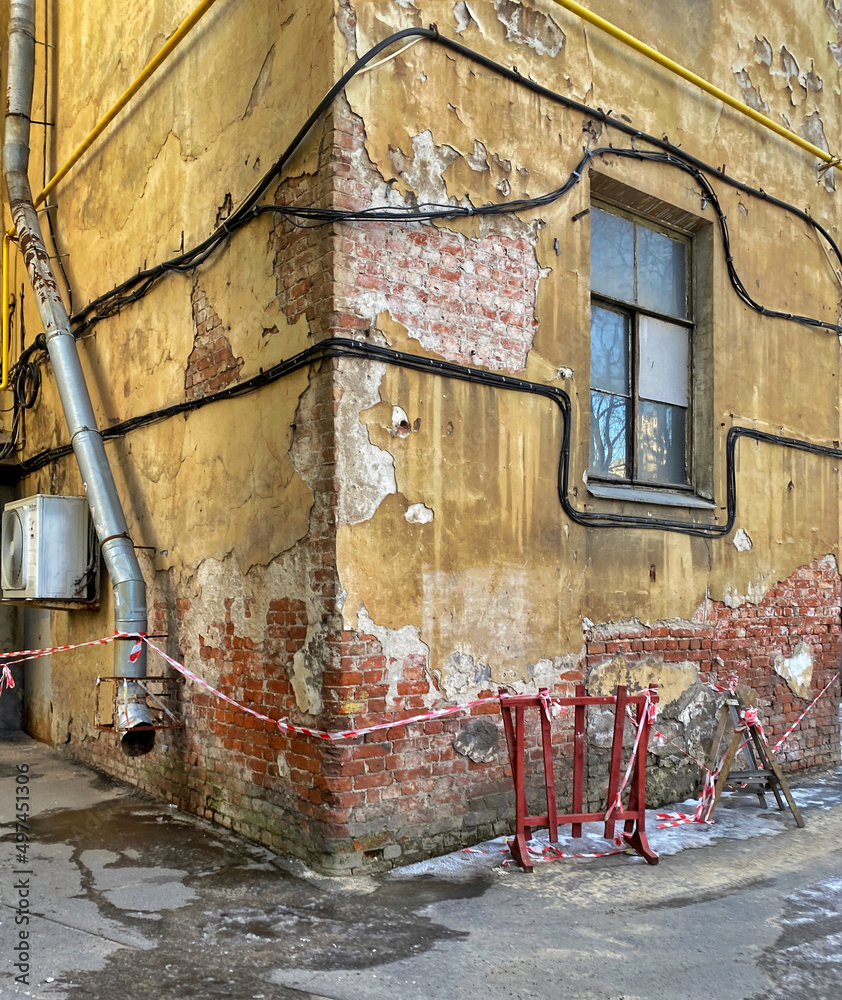 An old brick corner of the house with cracks and destruction ...