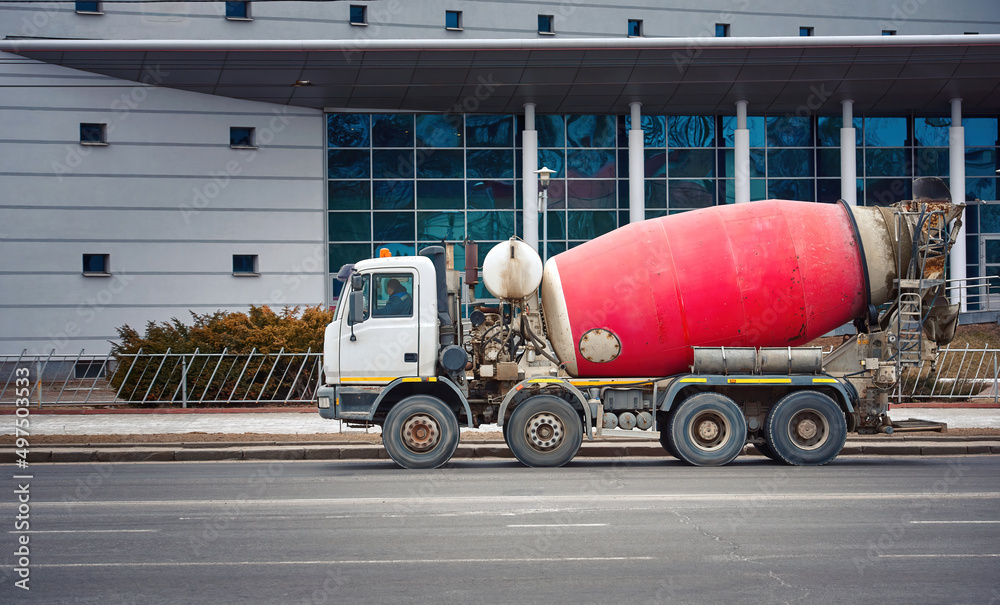 Foto Cement mixer truck delivering concrete to construction site ...