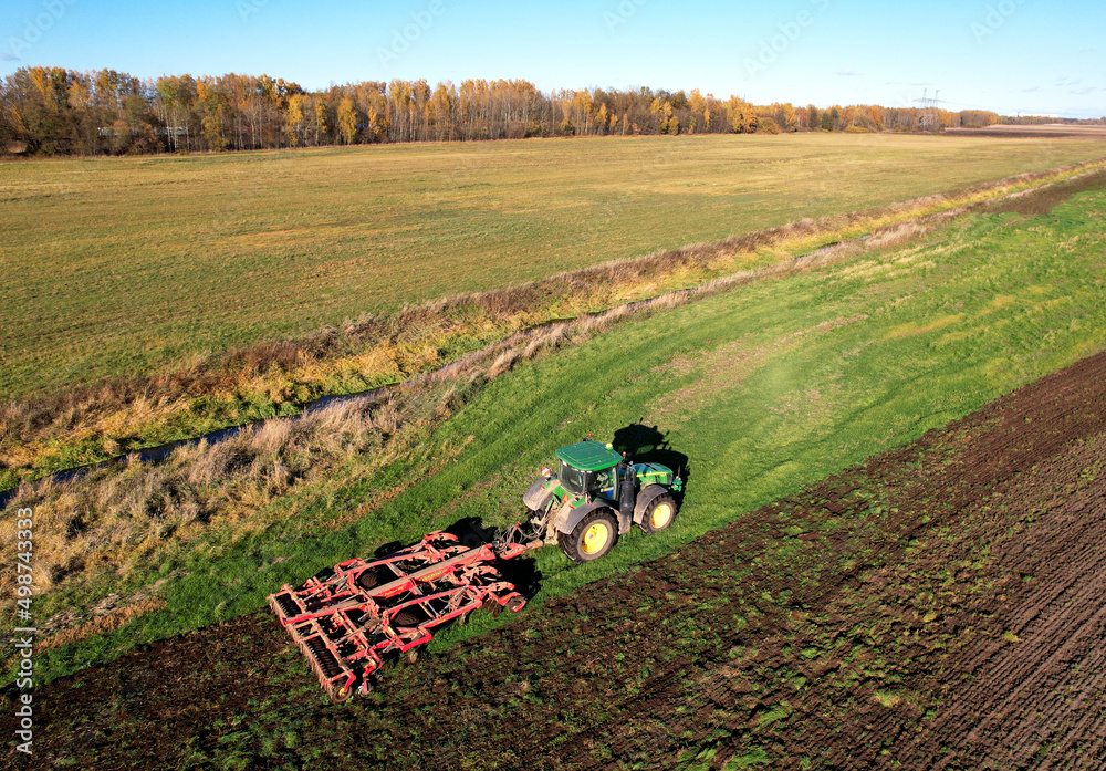 Photo Stock John Deere Tractor with disc cultivator Vaderstad Carrier ...