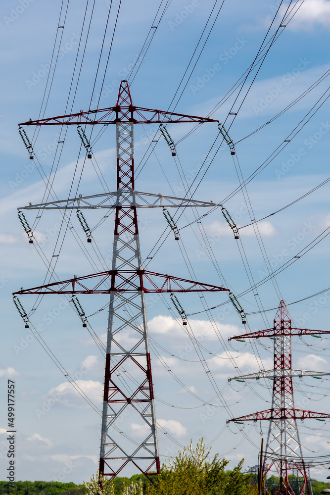 Pylônes métalliques à triangles portant des câbles électriques aériens ...