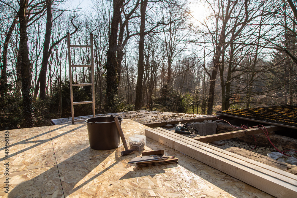 Dach decken mit Holzplatten und Balken erneuern Stock Photo | Adobe Stock