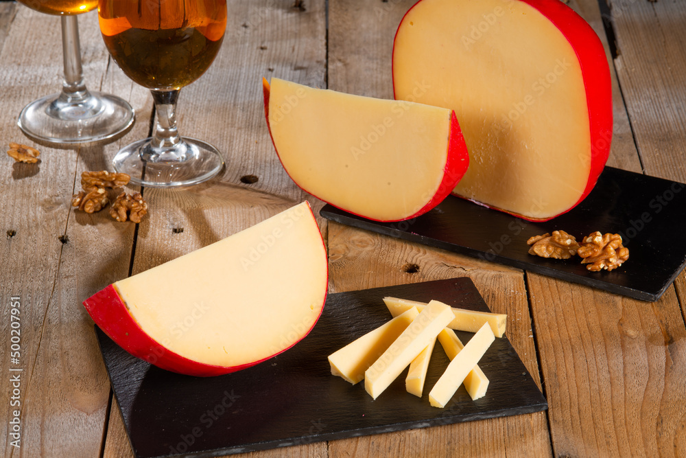 Edam fromage Stock Photo | Adobe Stock