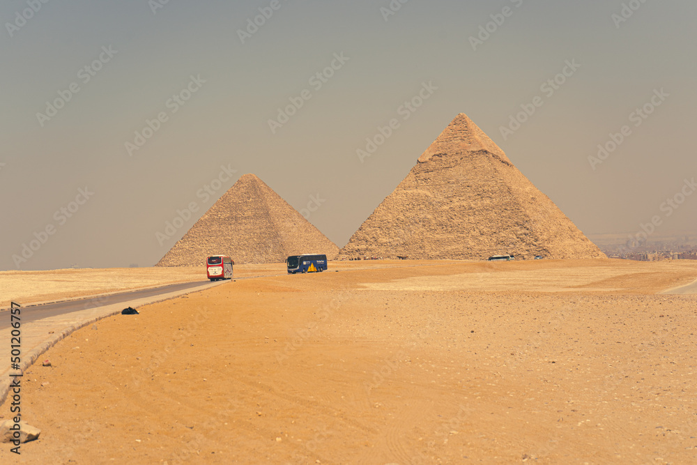 Foto de Stock The Great Pyramid of Giza is a defining symbol of Egypt ...