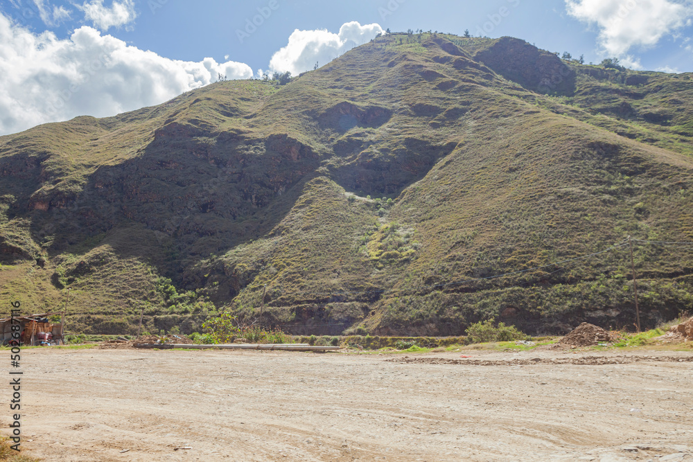 paisaje de la sierra peruana, vegetación, cerros, montañas cielo con ...