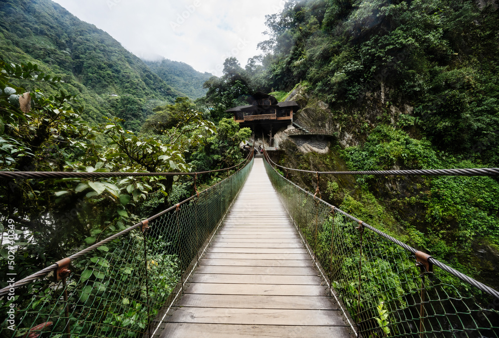 Draw bridge over Río Verde on the way to the Pailon del Diablo ...