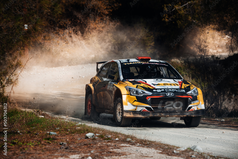 Foto Hyundai i20 R5 wrc go fast with a lot of dust do Stock | Adobe Stock