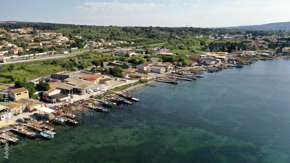 survol des parcs à huitres à Bouzigues au dessus du bassin de Thau en ...