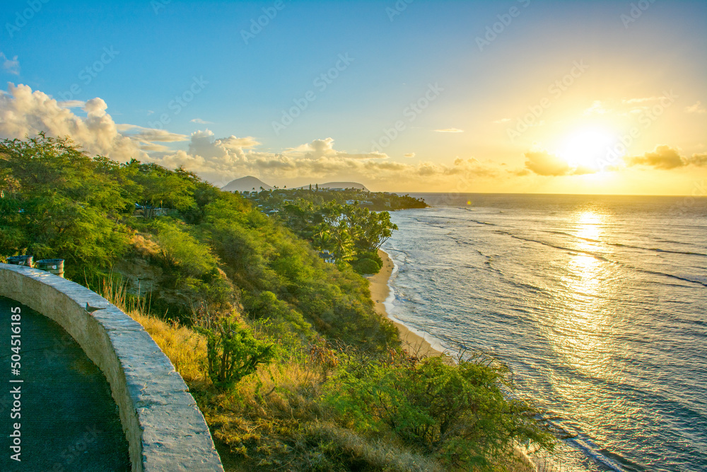 Diamond Head Beach sunrise from oceanside cliff near Waikiki Beach in ...