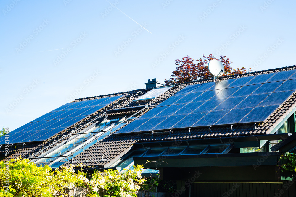 Solarzellen auf einem Einfamilienhaus Stock Photo | Adobe Stock