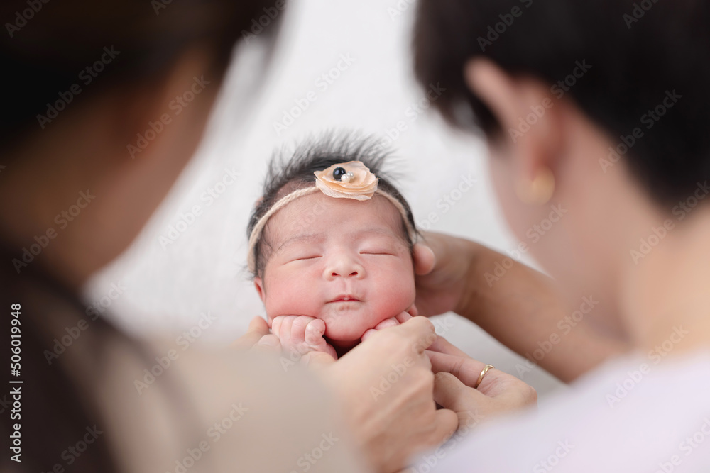 Behind the scenes of the shooting newborn baby. Photographer setting ...