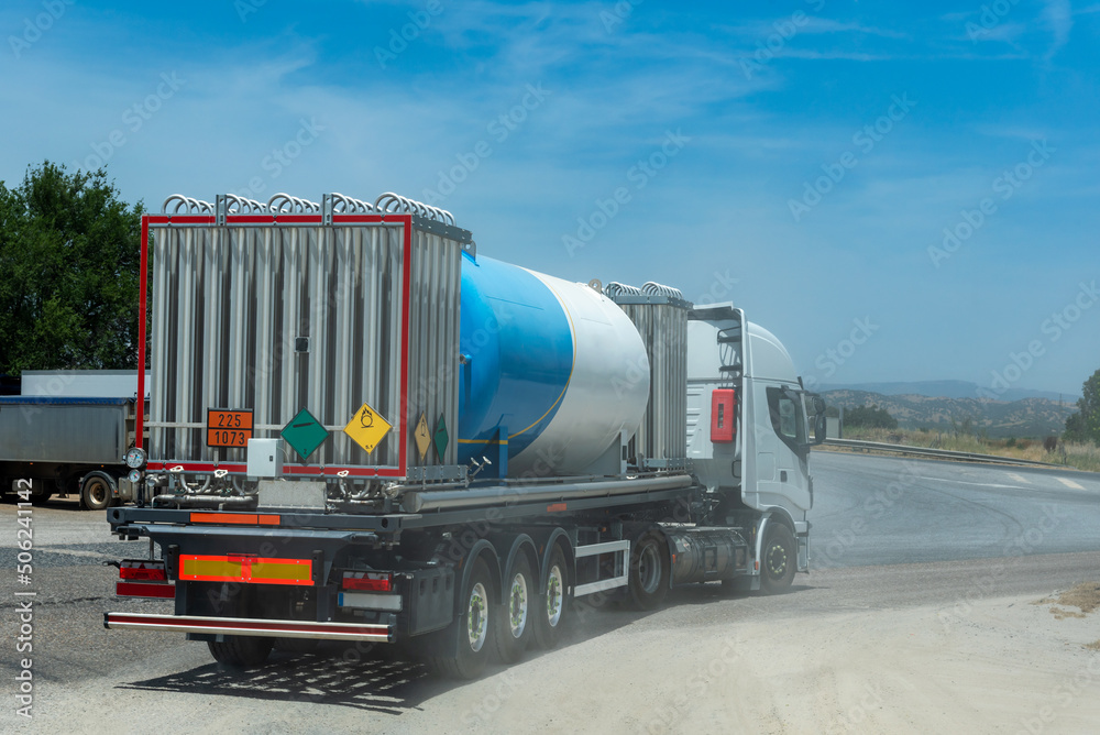 Tank truck for the transport of cryogenic gases, liquid oxygen, with ...