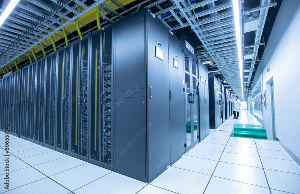 China Telecom central cloud computing big data Center machine room, servers neatly arranged ...