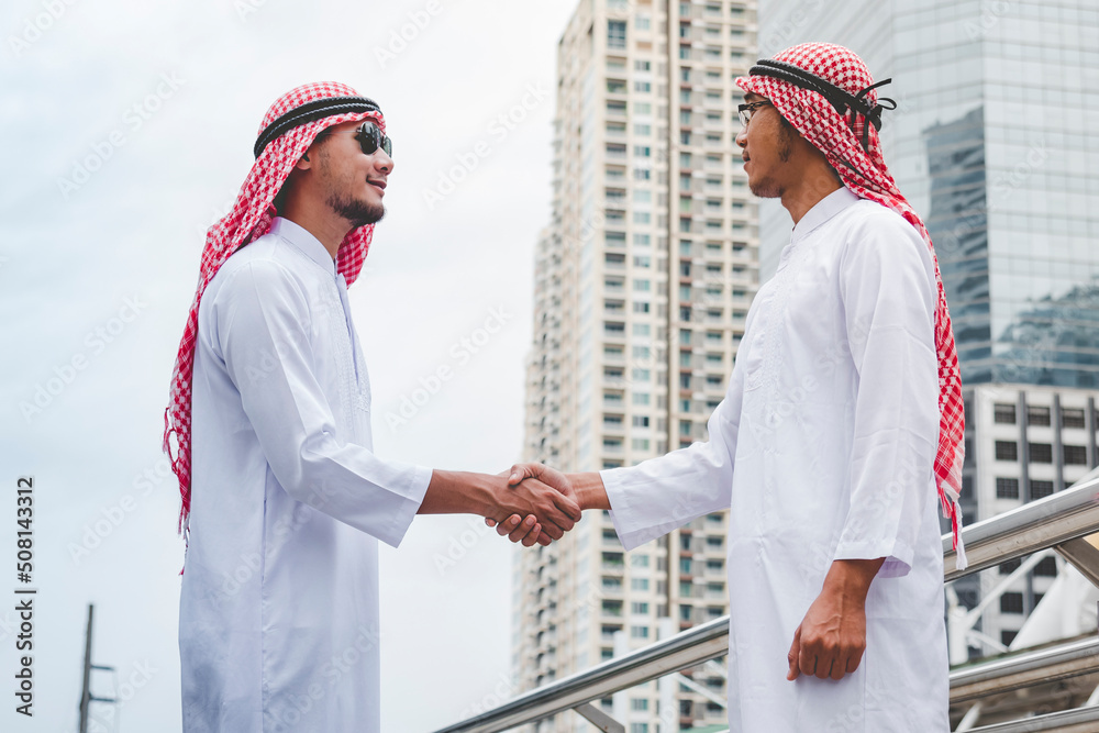 Photo Stock Arab Businessman Muslim dress shaking hands together in ...