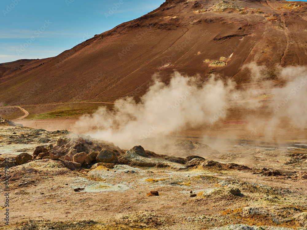 Zona geotérmica famosa por sus pozas de lodo hirviendo y sus fumarolas ...