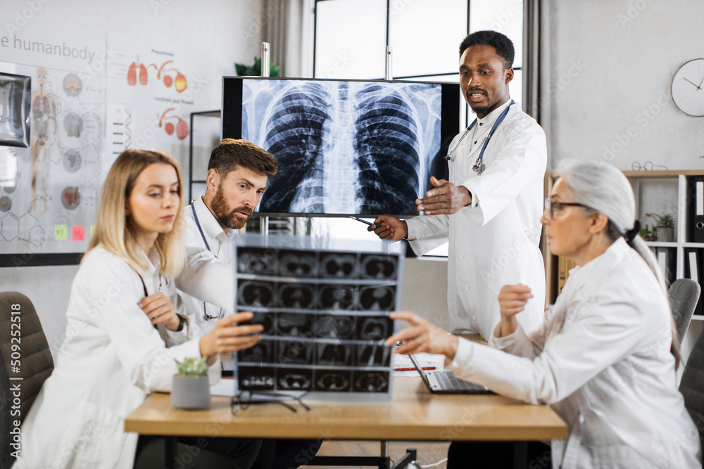 Photo Stock Qualified international doctors of differents ages ...